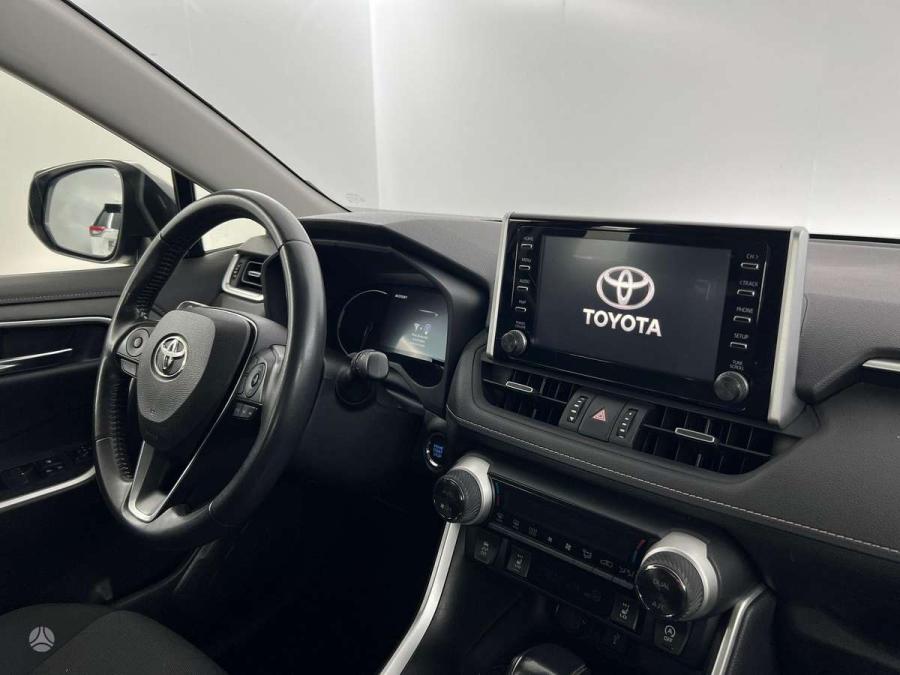 Grey Toyota RAV4 2022 in Vilnius, with an engine capacity of 1.99 L and mileage of 121 thousand km for 23900 €, photo 15 on AUTOMOTO.COM.LV