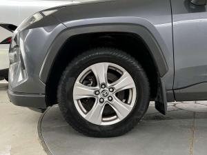 Grey Toyota RAV4 2022 in Vilnius, with an engine capacity of 1.99 L and mileage of 121 thousand km for 23900 €, photo 16 on AUTOMOTO.COM.LV