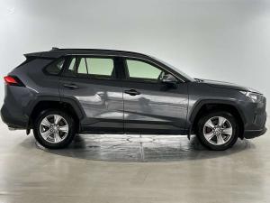Grey Toyota RAV4 2022 in Vilnius, with an engine capacity of 1.99 L and mileage of 121 thousand km for 23900 €, photo 17 on AUTOMOTO.COM.LV