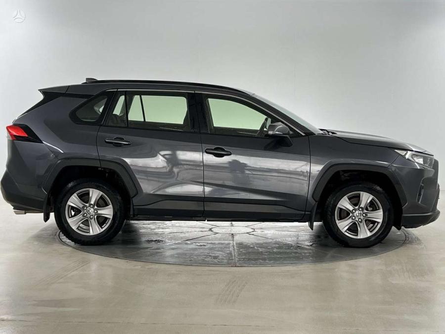Grey Toyota RAV4 2022 in Vilnius, with an engine capacity of 1.99 L and mileage of 121 thousand km for 23900 €, photo 17 on AUTOMOTO.COM.LV