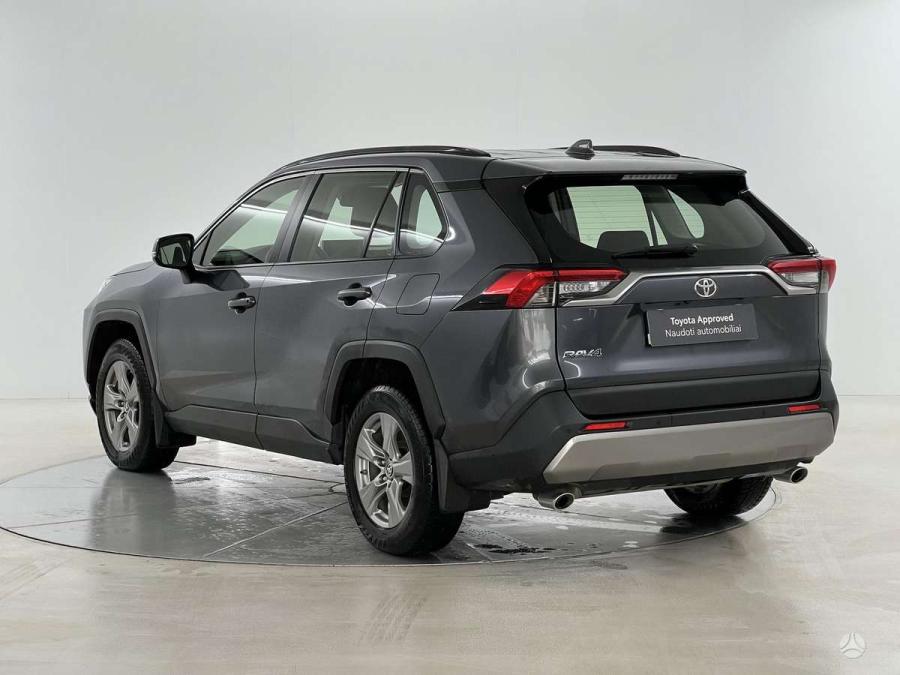 Grey Toyota RAV4 2022 in Vilnius, with an engine capacity of 1.99 L and mileage of 121 thousand km for 23900 €, photo 18 on AUTOMOTO.COM.LV