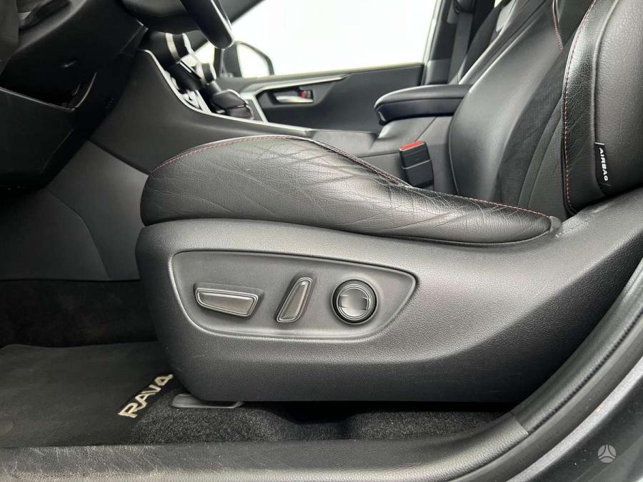 Pelēks Toyota RAV4 2022 Viļņa, ar dzinēja tilpumu 2.49 L un nobraukumu 132 tūkst. km par 35900 €, foto 28 vietnē AUTOMOTO.COM.LV