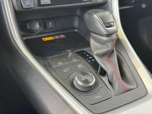 Grey Toyota RAV4 2022 in Siauliai, with an engine capacity of 2.49 L and mileage of 67 thousand km for 35900 €, photo 25 on AUTOMOTO.COM.LV