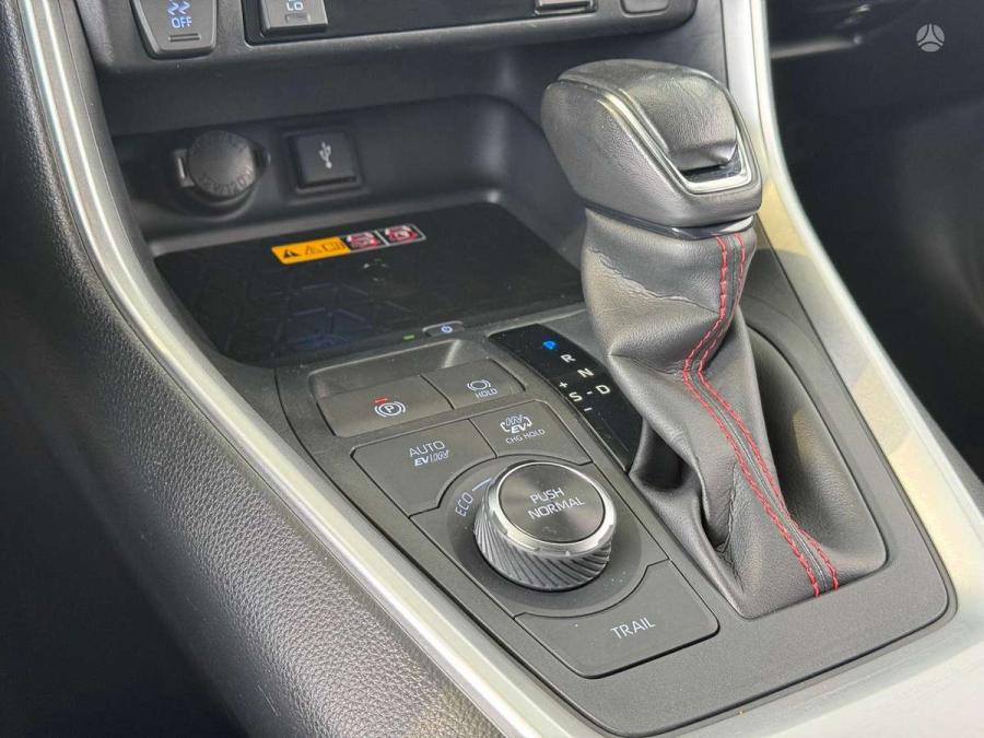 Grey Toyota RAV4 2022 in Siauliai, with an engine capacity of 2.49 L and mileage of 67 thousand km for 35900 €, photo 25 on AUTOMOTO.COM.LV