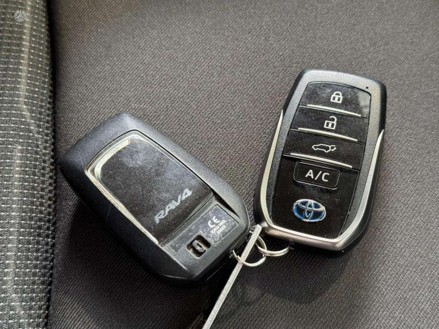 Grey Toyota RAV4 2022 in Siauliai, with an engine capacity of 2.49 L and mileage of 67 thousand km for 35900 €, photo 30 on AUTOMOTO.COM.LV