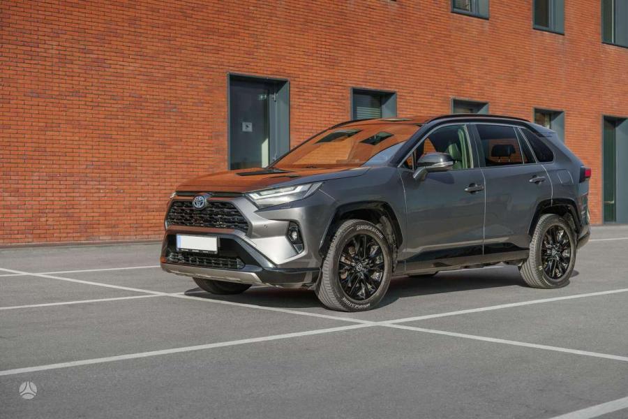 Grey Toyota RAV4 2022 in Klaipeda, with an engine capacity of 2.49 L and mileage of 90 thousand km for 33500 €, photo 1 on AUTOMOTO.COM.LV