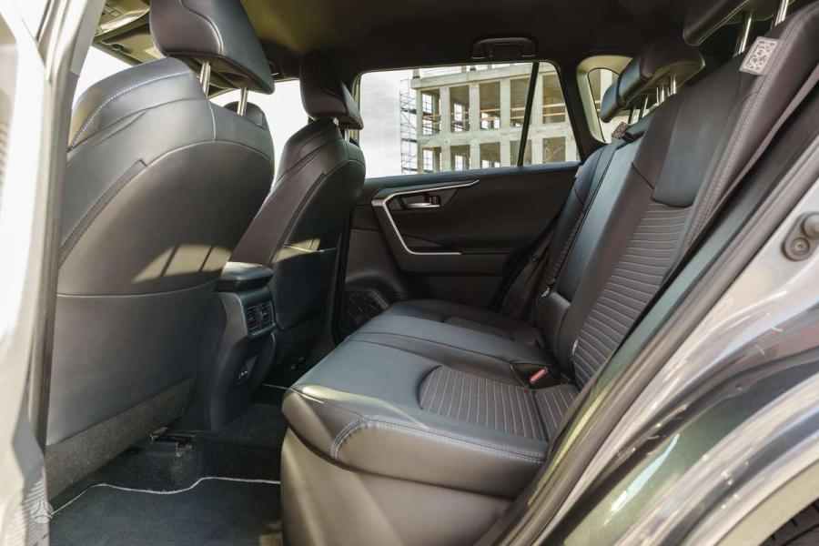Grey Toyota RAV4 2022 in Klaipeda, with an engine capacity of 2.49 L and mileage of 90 thousand km for 33500 €, photo 37 on AUTOMOTO.COM.LV