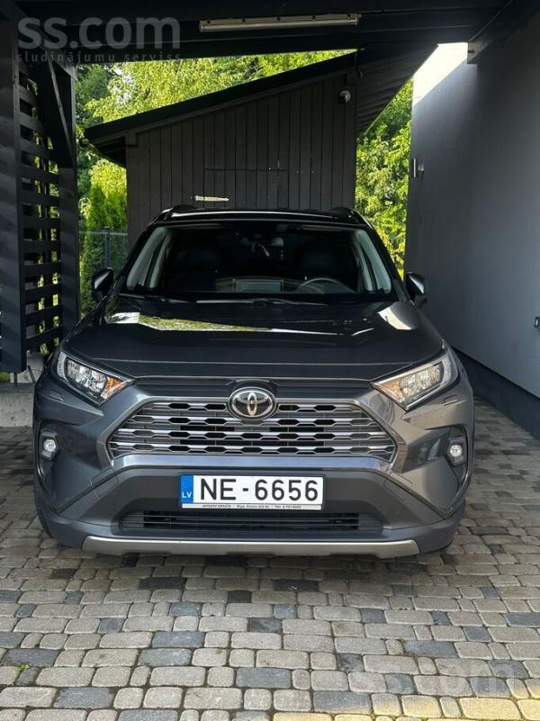 Grey Toyota RAV4 2022 in Riga, with an engine capacity of 2.00 L and mileage of 40 thousand km for 29500 €, photo 1 on AUTOMOTO.COM.LV
