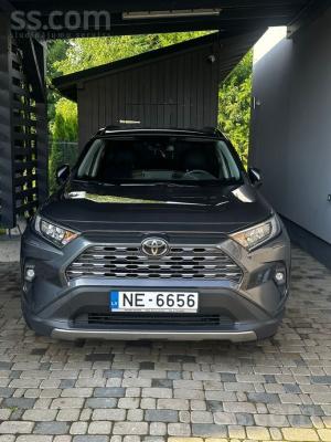Grey Toyota RAV4 2022 in Riga, with an engine capacity of 2.00 L and mileage of 40 thousand km for 29500 €, photo 1 on AUTOMOTO.COM.LV