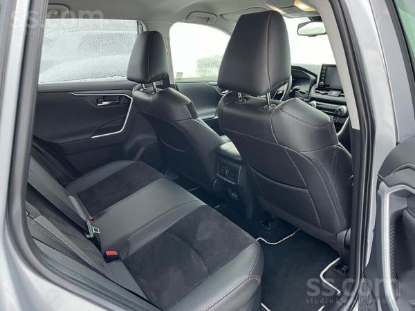 Grey Toyota RAV4 2022 in Riga, with an engine capacity of 2.00 L and mileage of 40 thousand km for 29500 €, photo 3 on AUTOMOTO.COM.LV