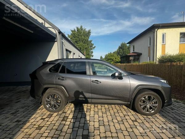 Grey Toyota RAV4 2022 in Riga, with an engine capacity of 2.00 L and mileage of 40 thousand km for 29500 €, photo 4 on AUTOMOTO.COM.LV