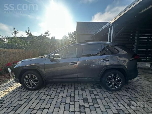 Grey Toyota RAV4 2022 in Riga, with an engine capacity of 2.00 L and mileage of 40 thousand km for 29500 €, photo 5 on AUTOMOTO.COM.LV