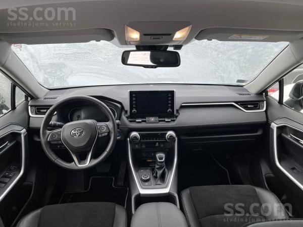 Grey Toyota RAV4 2022 in Riga, with an engine capacity of 2.00 L and mileage of 40 thousand km for 29500 €, photo 7 on AUTOMOTO.COM.LV