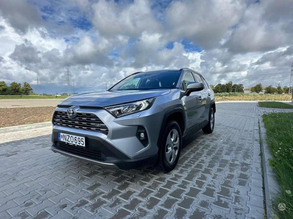 Grey Toyota RAV4 2022 in Klaipeda, with an engine capacity of 2.49 L and mileage of 43 thousand km for 29000 €, photo 1 on AUTOMOTO.COM.LV