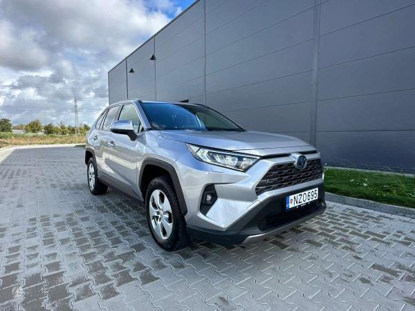 Grey Toyota RAV4 2022 in Klaipeda, with an engine capacity of 2.49 L and mileage of 43 thousand km for 29000 €, photo 3 on AUTOMOTO.COM.LV