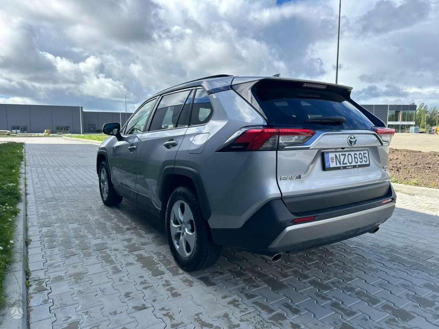 Grey Toyota RAV4 2022 in Klaipeda, with an engine capacity of 2.49 L and mileage of 43 thousand km for 29000 €, photo 4 on AUTOMOTO.COM.LV
