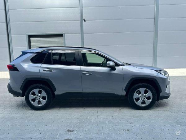 Grey Toyota RAV4 2022 in Klaipeda, with an engine capacity of 2.49 L and mileage of 43 thousand km for 29000 €, photo 5 on AUTOMOTO.COM.LV