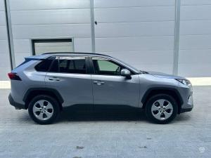 Grey Toyota RAV4 2022 in Klaipeda, with an engine capacity of 2.49 L and mileage of 43 thousand km for 29000 €, photo 5 on AUTOMOTO.COM.LV