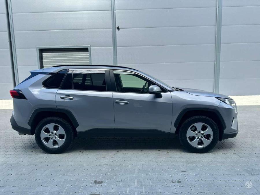 Grey Toyota RAV4 2022 in Klaipeda, with an engine capacity of 2.49 L and mileage of 43 thousand km for 29000 €, photo 5 on AUTOMOTO.COM.LV