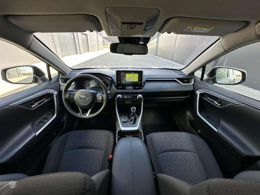 Grey Toyota RAV4 2022 in Klaipeda, with an engine capacity of 2.49 L and mileage of 43 thousand km for 29000 €, photo 8 on AUTOMOTO.COM.LV