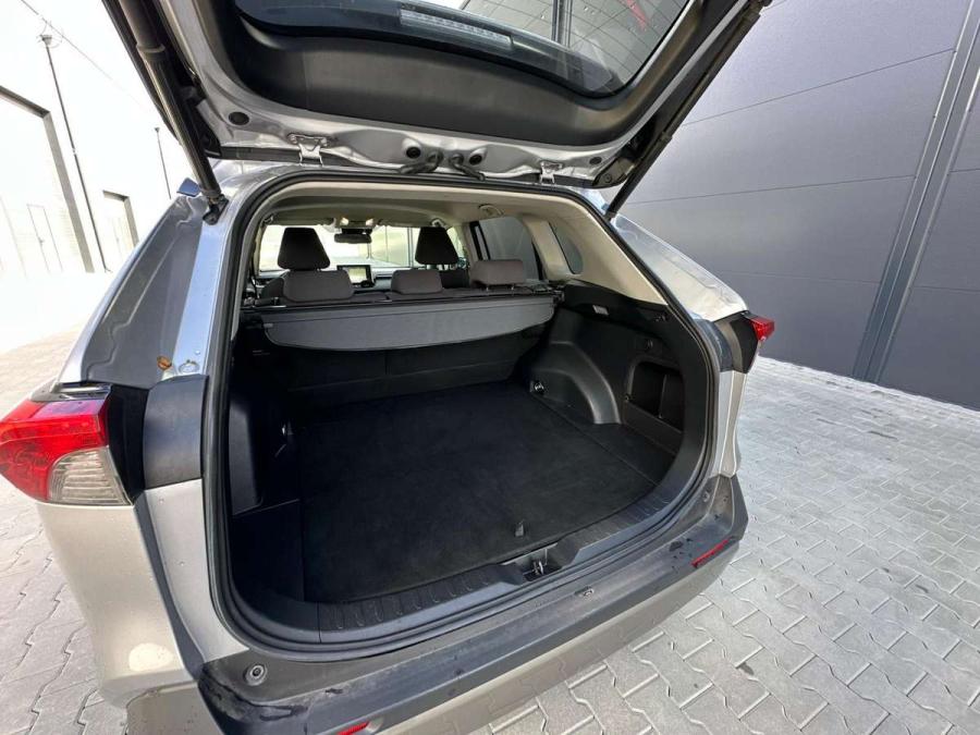 Grey Toyota RAV4 2022 in Klaipeda, with an engine capacity of 2.49 L and mileage of 43 thousand km for 29000 €, photo 10 on AUTOMOTO.COM.LV