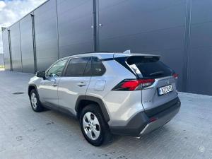 Grey Toyota RAV4 2022 in Klaipeda, with an engine capacity of 2.49 L and mileage of 43 thousand km for 29000 €, photo 12 on AUTOMOTO.COM.LV