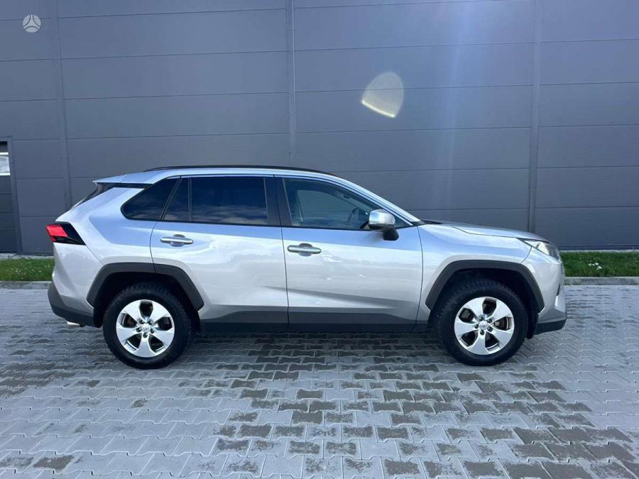 Grey Toyota RAV4 2022 in Klaipeda, with an engine capacity of 2.49 L and mileage of 43 thousand km for 29000 €, photo 14 on AUTOMOTO.COM.LV