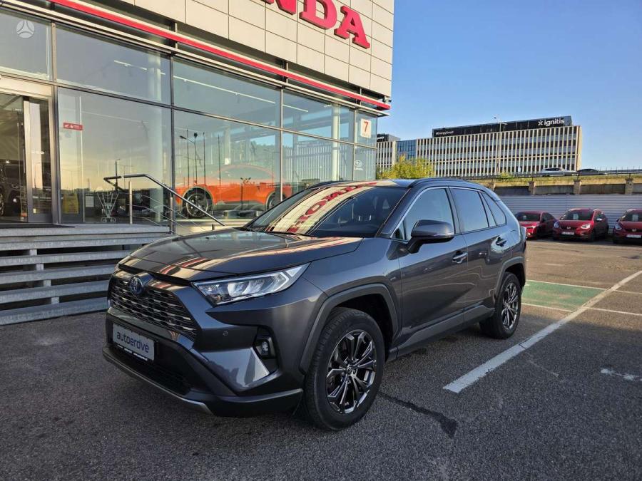 Grey Toyota RAV4 2022 in Vilnius, with an engine capacity of 2.49 L and mileage of 117 thousand km for 29980 €, photo 1 on AUTOMOTO.COM.LV