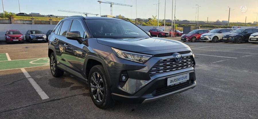 Grey Toyota RAV4 2022 in Vilnius, with an engine capacity of 2.49 L and mileage of 117 thousand km for 29980 €, photo 4 on AUTOMOTO.COM.LV