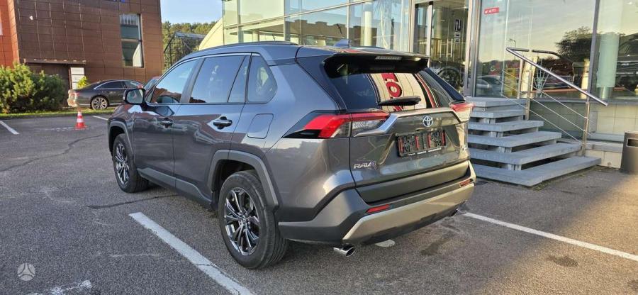 Grey Toyota RAV4 2022 in Vilnius, with an engine capacity of 2.49 L and mileage of 117 thousand km for 29980 €, photo 5 on AUTOMOTO.COM.LV