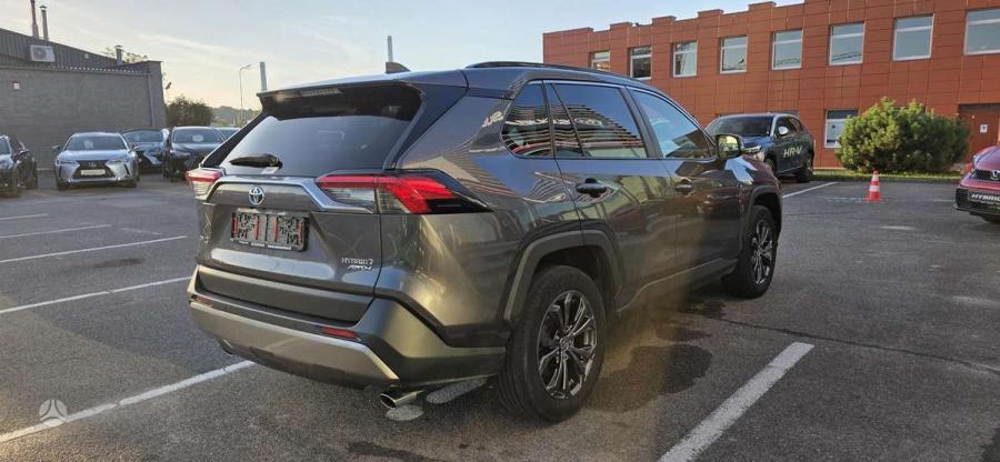 Grey Toyota RAV4 2022 in Vilnius, with an engine capacity of 2.49 L and mileage of 117 thousand km for 29980 €, photo 6 on AUTOMOTO.COM.LV