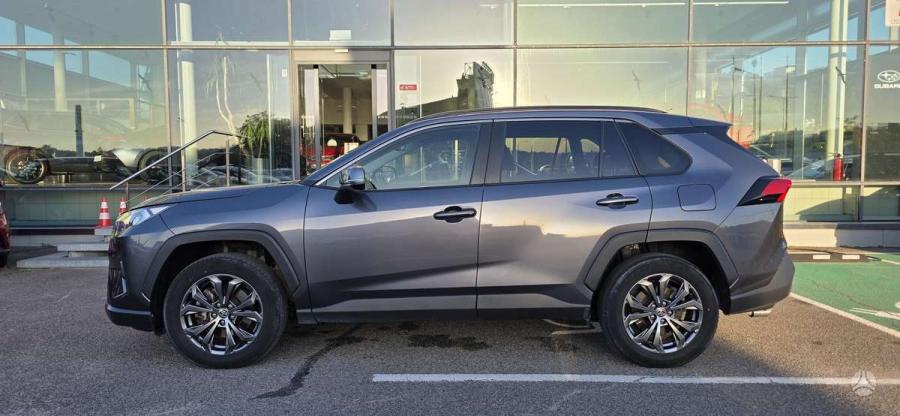 Grey Toyota RAV4 2022 in Vilnius, with an engine capacity of 2.49 L and mileage of 117 thousand km for 29980 €, photo 7 on AUTOMOTO.COM.LV