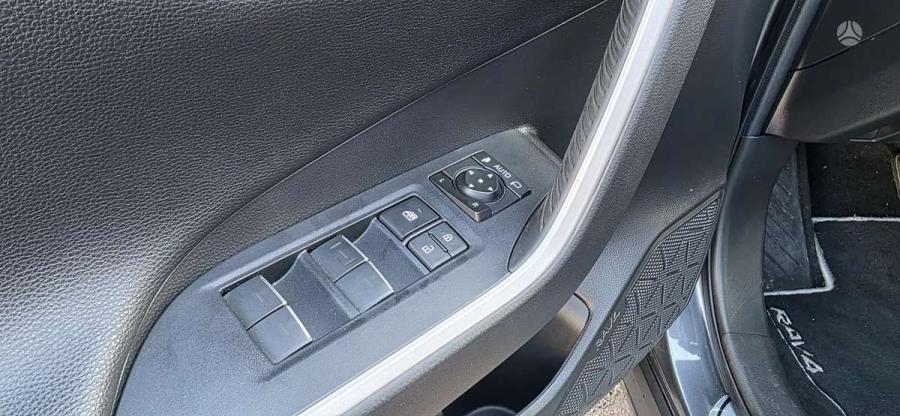 Grey Toyota RAV4 2022 in Vilnius, with an engine capacity of 2.49 L and mileage of 117 thousand km for 29980 €, photo 17 on AUTOMOTO.COM.LV