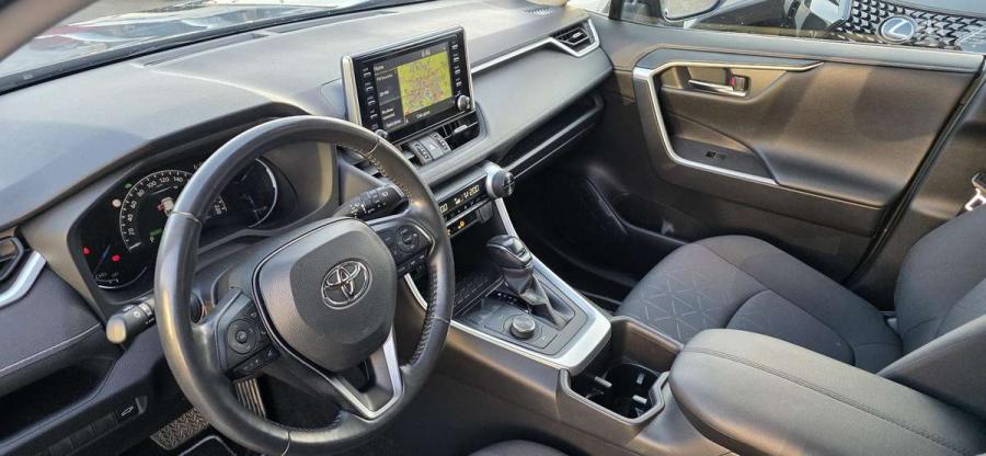 Grey Toyota RAV4 2022 in Vilnius, with an engine capacity of 2.49 L and mileage of 117 thousand km for 29980 €, photo 19 on AUTOMOTO.COM.LV
