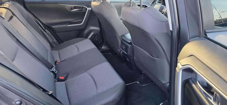 Grey Toyota RAV4 2022 in Vilnius, with an engine capacity of 2.49 L and mileage of 117 thousand km for 29980 €, photo 24 on AUTOMOTO.COM.LV