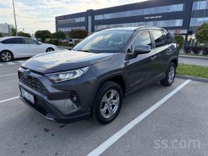 Pelēks Toyota RAV4 2022 Rīga, ar dzinēja tilpumu 2.50 L un nobraukumu 77 tūkst. km par 26950 €, foto  vietnē AUTOMOTO.COM.LV