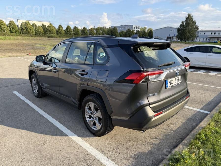 Pelēks Toyota RAV4 2022 Rīga, ar dzinēja tilpumu 2.50 L un nobraukumu 77 tūkst. km par 26950 €, foto 4 vietnē AUTOMOTO.COM.LV