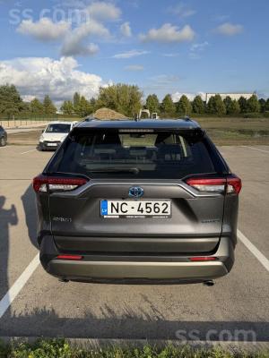 Pelēks Toyota RAV4 2022 Rīga, ar dzinēja tilpumu 2.50 L un nobraukumu 77 tūkst. km par 26950 €, foto 5 vietnē AUTOMOTO.COM.LV