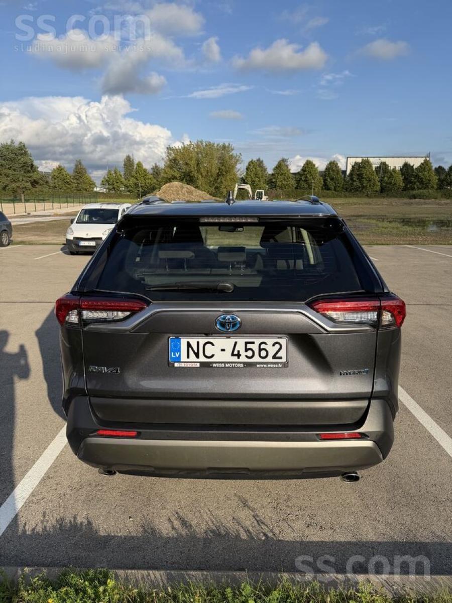 Pelēks Toyota RAV4 2022 Rīga, ar dzinēja tilpumu 2.50 L un nobraukumu 77 tūkst. km par 26950 €, foto 5 vietnē AUTOMOTO.COM.LV