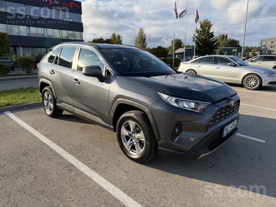 Pelēks Toyota RAV4 2022 Rīga, ar dzinēja tilpumu 2.50 L un nobraukumu 77 tūkst. km par 26950 €, foto 8 vietnē AUTOMOTO.COM.LV