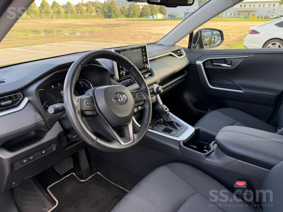 Pelēks Toyota RAV4 2022 Rīga, ar dzinēja tilpumu 2.50 L un nobraukumu 77 tūkst. km par 26950 €, foto 10 vietnē AUTOMOTO.COM.LV