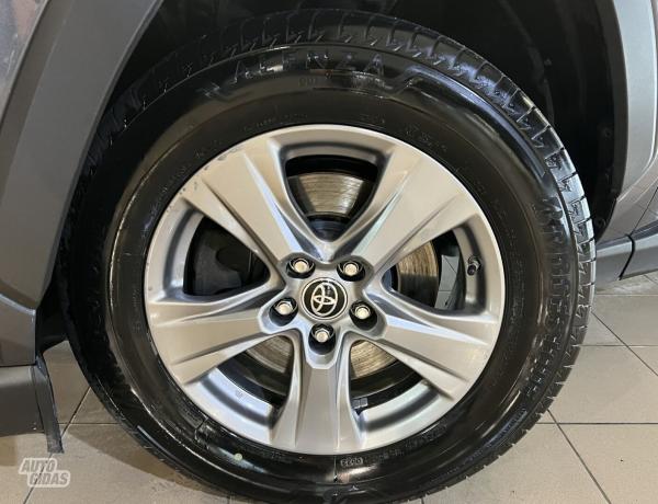 Pelēks Toyota RAV4 2022 Avižieniai, ar dzinēja tilpumu 2.00 L un nobraukumu 131 tūkst. km par 22950 €, foto 5 vietnē AUTOMOTO.COM.LV