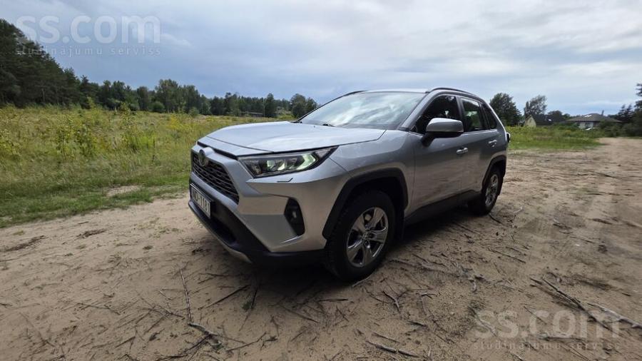 Grey Toyota RAV4 2022 in Riga, with an engine capacity of 2.50 L and mileage of 118 thousand km for 26200 €, photo 3 on AUTOMOTO.COM.LV