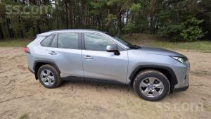 Grey Toyota RAV4 2022 in Riga, with an engine capacity of 2.50 L and mileage of 118 thousand km for 26200 €, photo 4 on AUTOMOTO.COM.LV