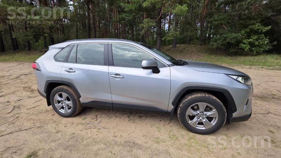 Grey Toyota RAV4 2022 in Riga, with an engine capacity of 2.50 L and mileage of 118 thousand km for 26200 €, photo 4 on AUTOMOTO.COM.LV