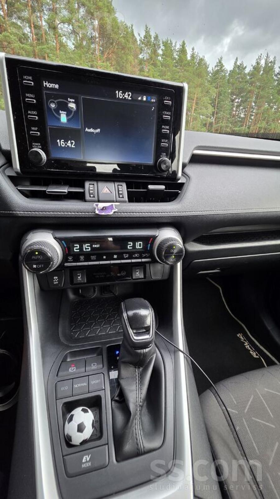 Grey Toyota RAV4 2022 in Riga, with an engine capacity of 2.50 L and mileage of 118 thousand km for 26200 €, photo 7 on AUTOMOTO.COM.LV