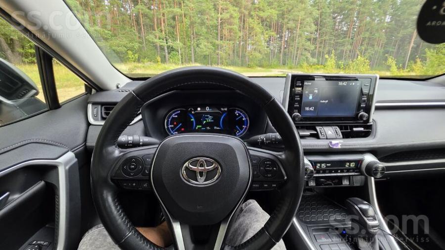 Grey Toyota RAV4 2022 in Riga, with an engine capacity of 2.50 L and mileage of 118 thousand km for 26200 €, photo 8 on AUTOMOTO.COM.LV