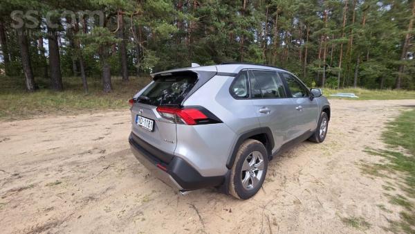 Grey Toyota RAV4 2022 in Riga, with an engine capacity of 2.50 L and mileage of 118 thousand km for 26200 €, photo 5 on AUTOMOTO.COM.LV