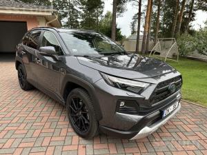 Pelēks Toyota RAV4 2022 Rīga, ar dzinēja tilpumu 2.50 L un nobraukumu 67 tūkst. km par 34850 €, foto 3 vietnē AUTOMOTO.COM.LV