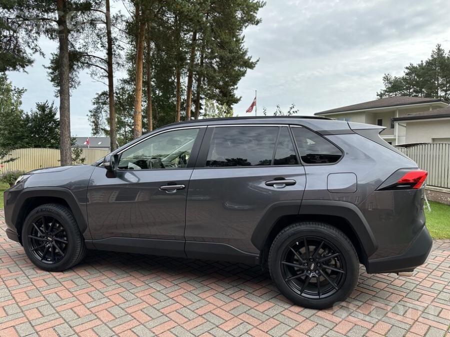 Pelēks Toyota RAV4 2022 Rīga, ar dzinēja tilpumu 2.50 L un nobraukumu 67 tūkst. km par 34850 €, foto 4 vietnē AUTOMOTO.COM.LV